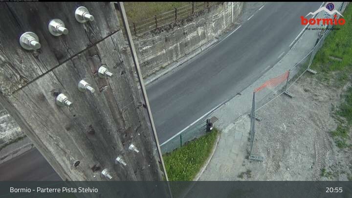 Webcam Bormio: View village and finish area World Cup Slope 1250 m ...